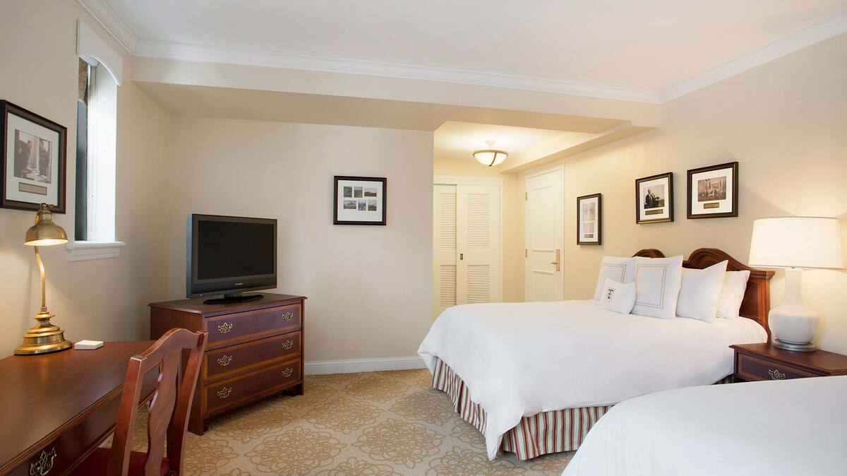 Deluxe Queen Room | The Thayer Hotel